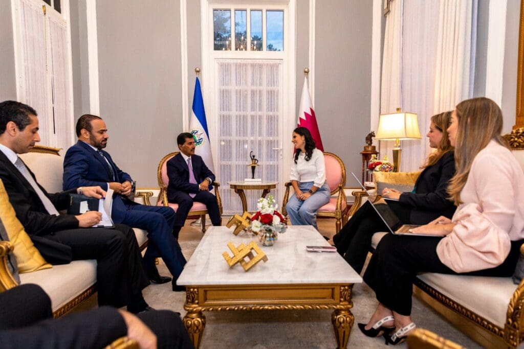 Primera Dama Gabriela de Bukele comparte experiencias sobre Ley Nacer ...