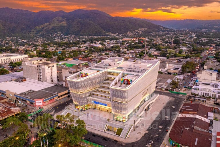 BINAES: El Salvador rompe moldes con la primera biblioteca nacional 24/ ...